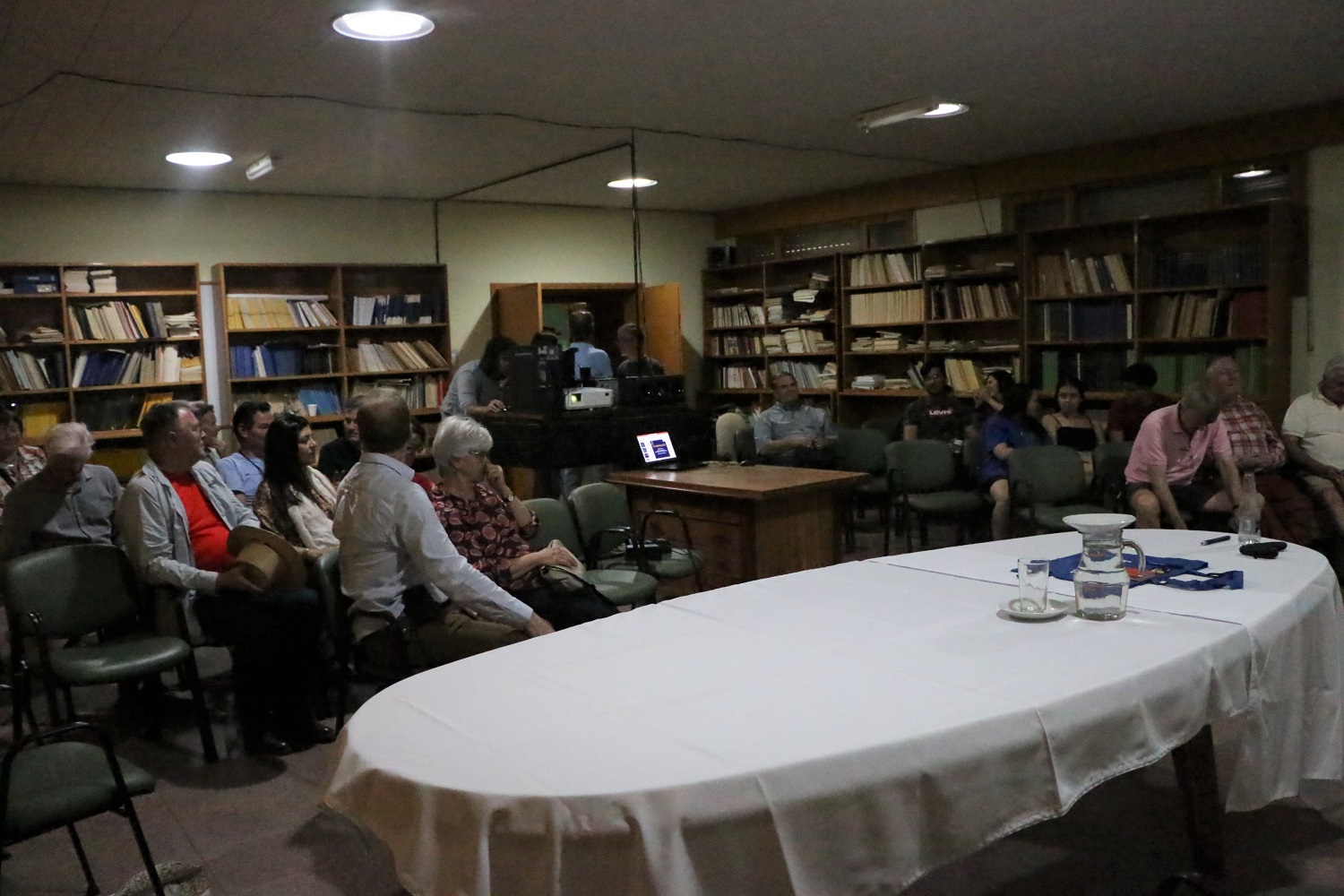 El astrónomo Roger Davies dio una charla en el OAFA