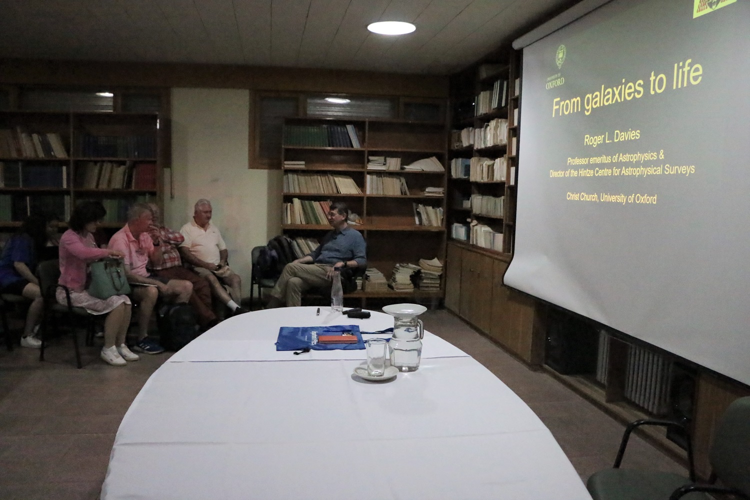 El astrónomo Roger Davies dio una charla en el OAFA